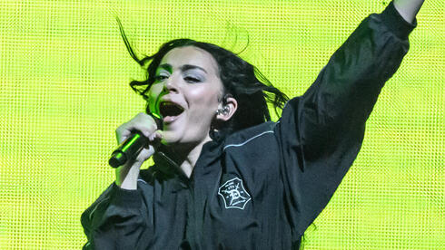 להיות בהופעה של צ'רלי XCX זה לתת פול גז מהשנייה הראשונה – ואז להגביר