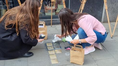 המתנדבים שמנקים אבני נגף באירופה: "לוודא שהקורבנות לא יישכחו"