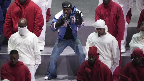 בגלל קנדריק לאמאר: האם בקרוב כל הגברים ילבשו מכנסי פדלפון?