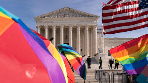 מהלך כפול נגד להט"ב בארה"ב: אישור חוק טנסי וביטול קו סיוע ייעודי