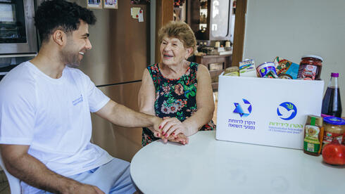 דרושים מתנדבים לליווי ותמיכה בניצולי שואה, ולמיון בגדים לנזקקים בירושלים