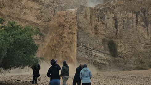 Flood hunters track storms to capture the brief awakening of the Qumran ...